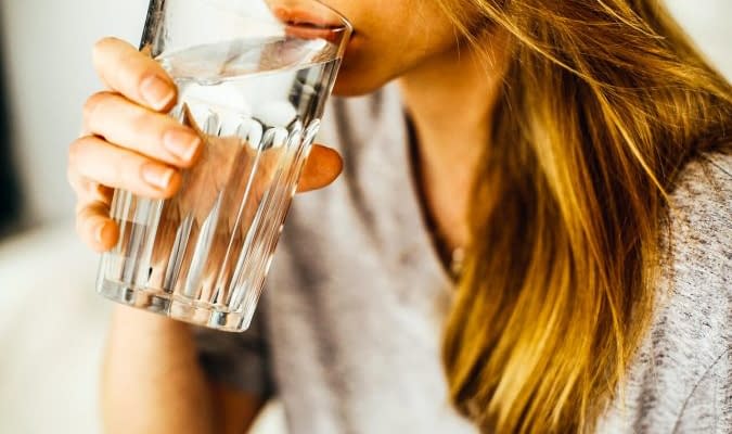9 Symptoms of Not Drinking Enough Water | Skytechers